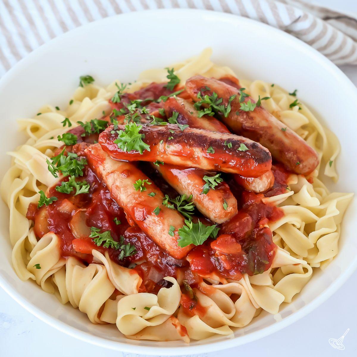 Nouilles aux œufs, chili et saucisse - French Kiss Cook